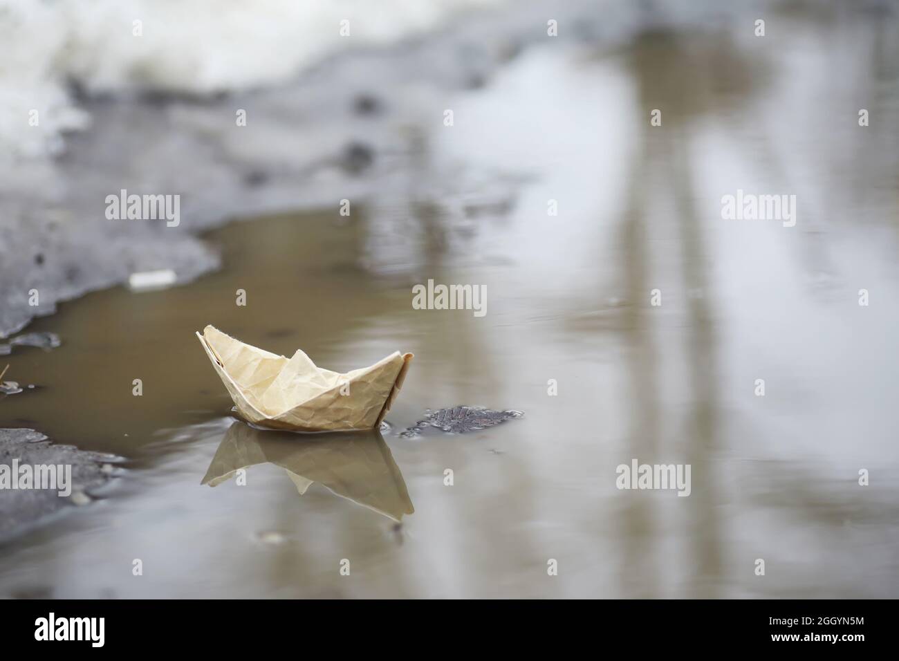 Bateau en papier dans l'eau sur la rue. Le concept au début du ...