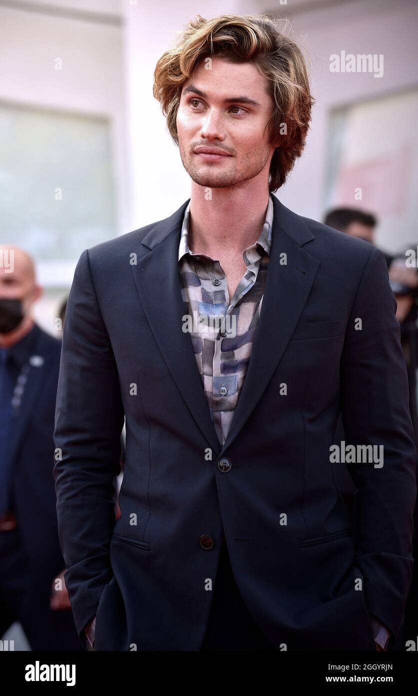 Chase stokes Banque de photographies et d’images à haute résolution - Alamy