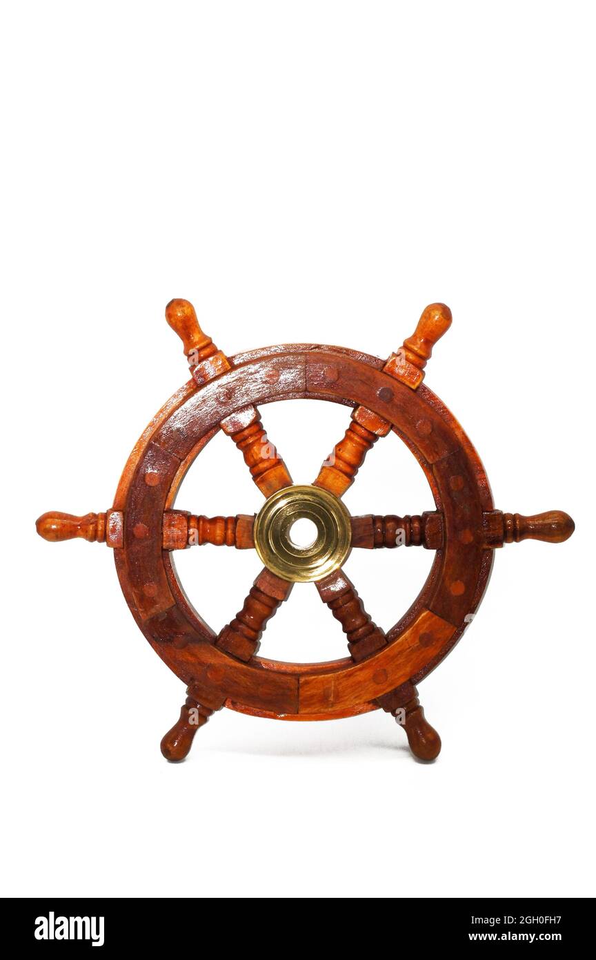 Vieux gouvernail de bateau en bois Banque d'images détourées - Alamy