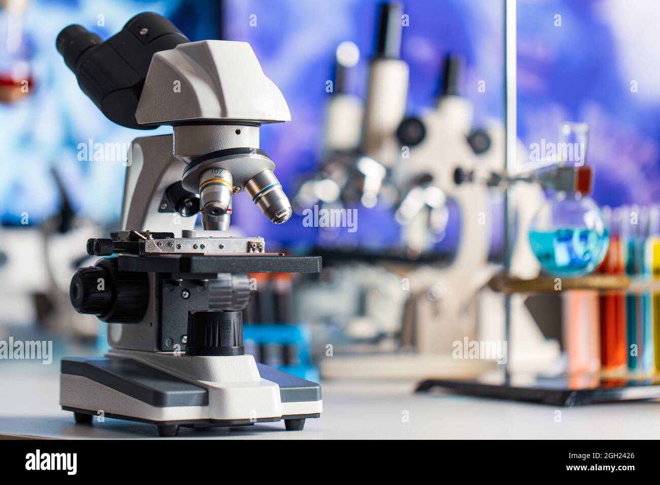 Microscope en laboratoire avec des équipements de tubes à essai ...
