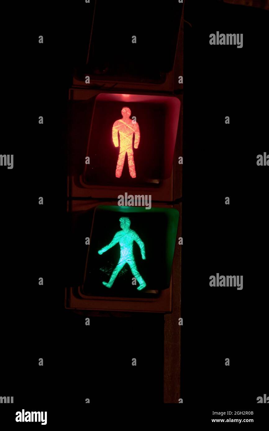 feu de circulation pour piétons avec feux rouges et verts allumés en ...