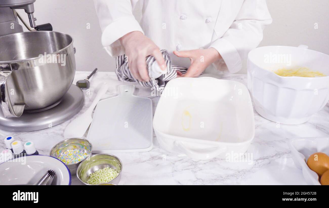 Mélanger les ingrédients pour cuire le gâteau en feuille avec la ...
