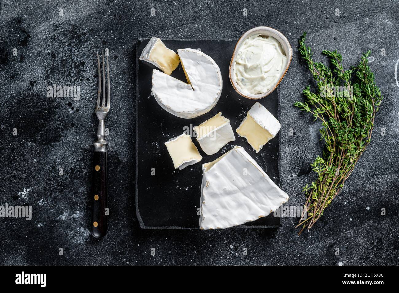 Plateau de fromages. Camembert, Brie, Gorgonzola et fromage bleu à la ...