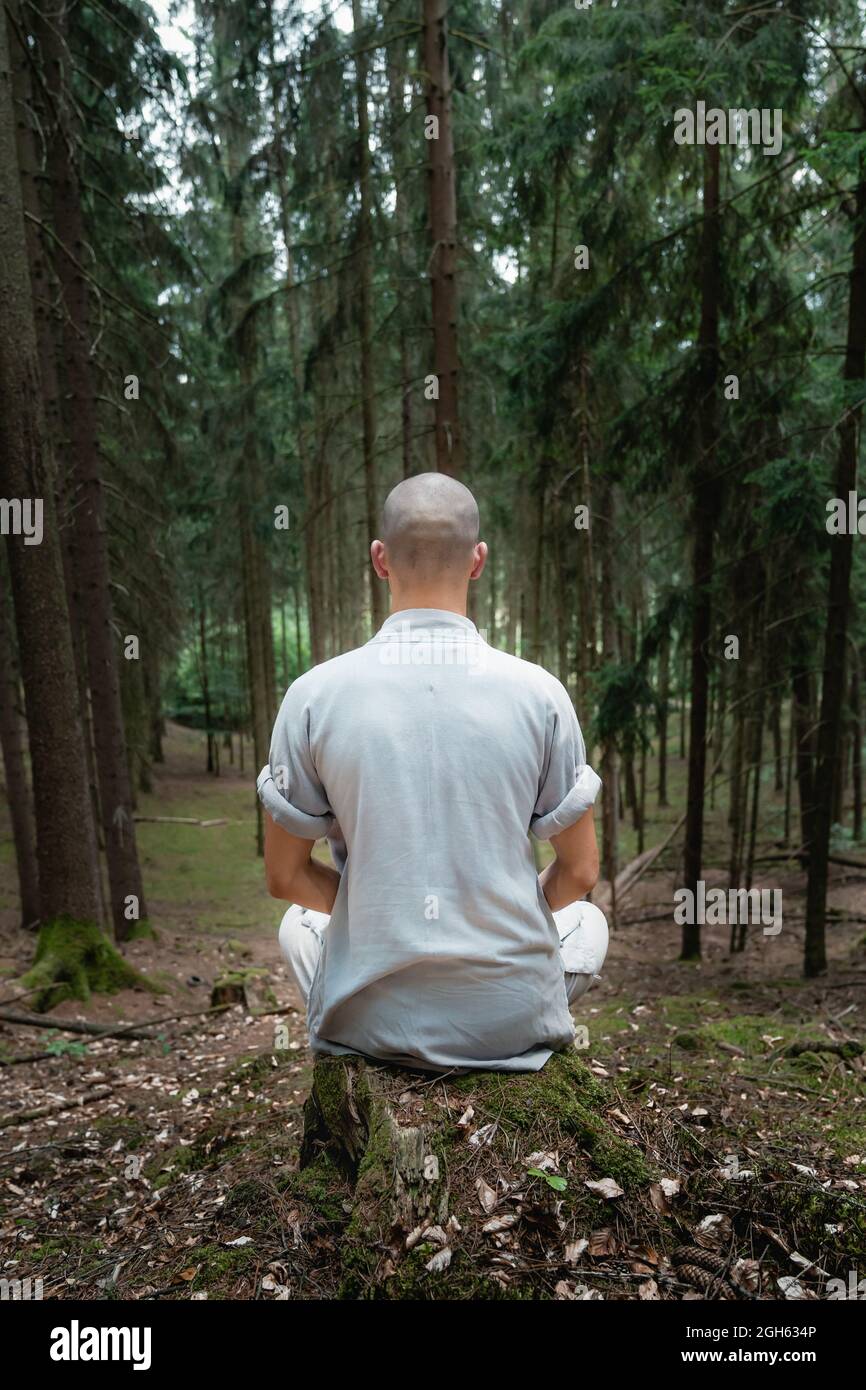 Vue arrière d'un homme méconnaissable dans des vêtements traditionnels ...