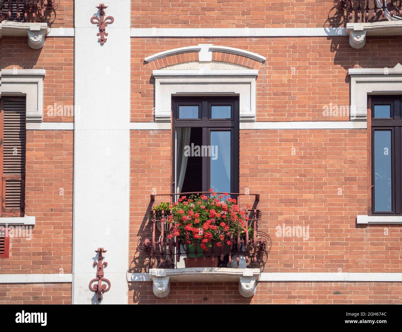 Balcon maison brique rouge Banque de photographies et d’images à haute ...