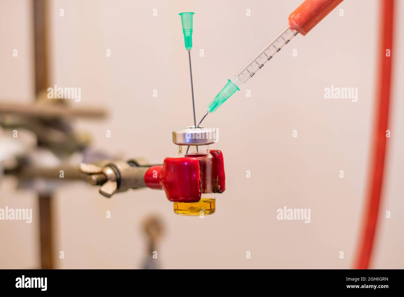 Synthèse avancée du composé chimique dans un petit flacon en verre ...