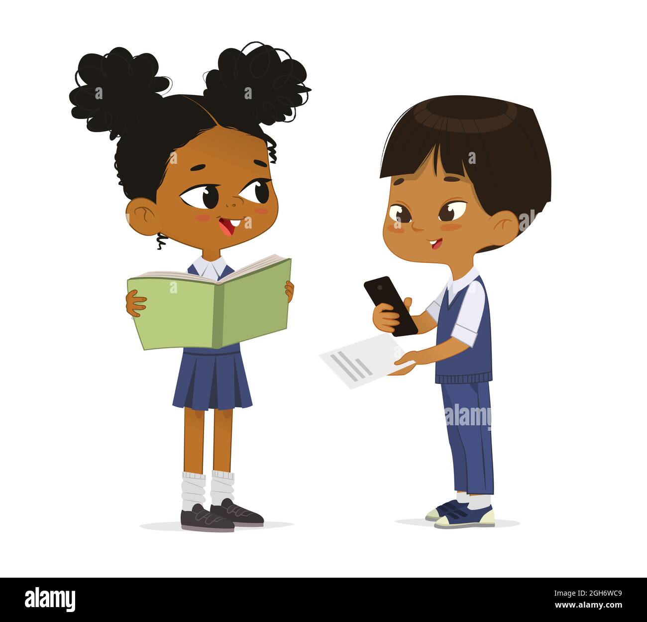 Des élèves primaires multiraciaux mignons qui parlent ensemble, portant un livre, un smartphone ...