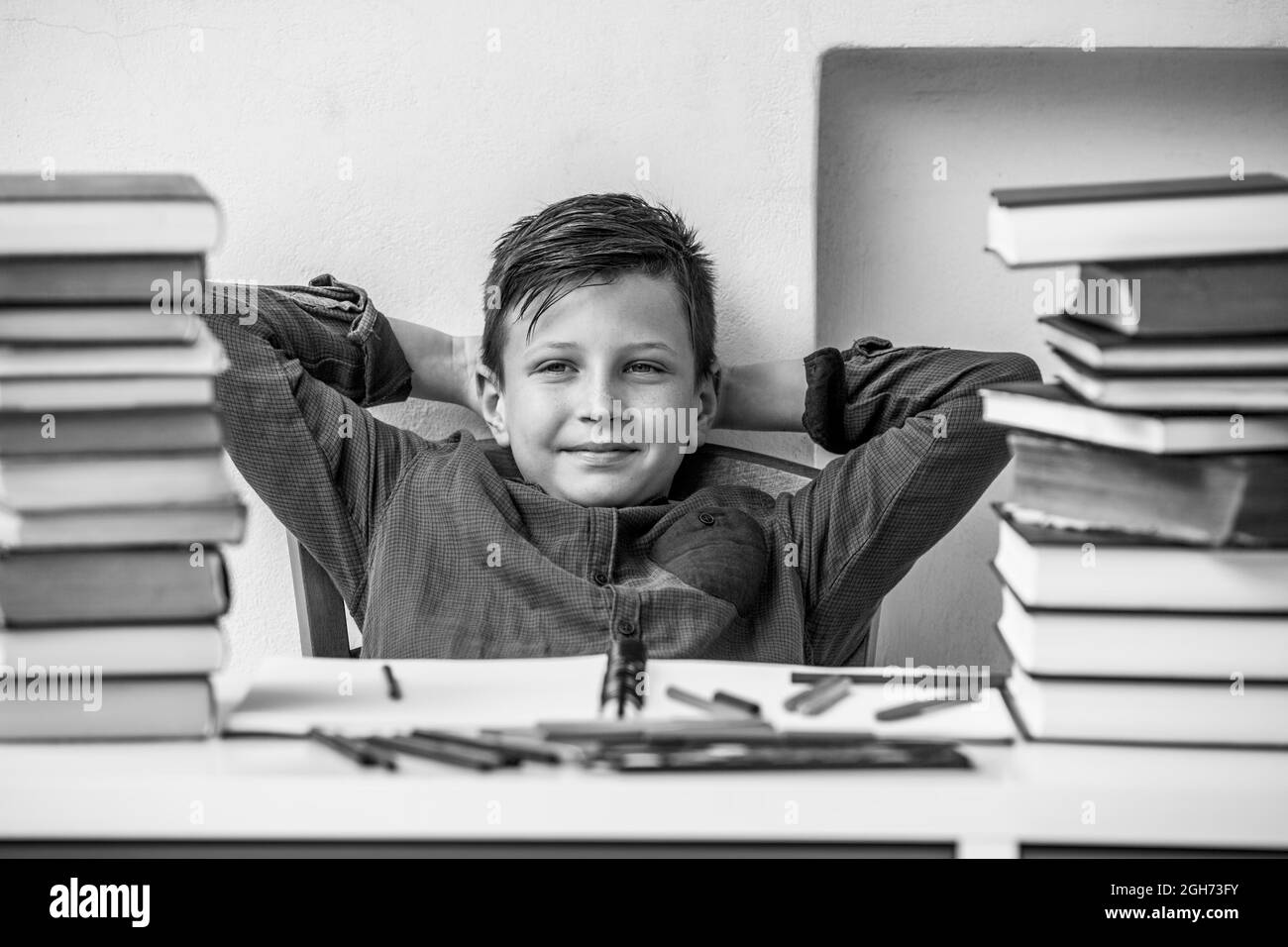 Élève garçon fait l'école de devoirs Banque d'images noir et blanc - Alamy