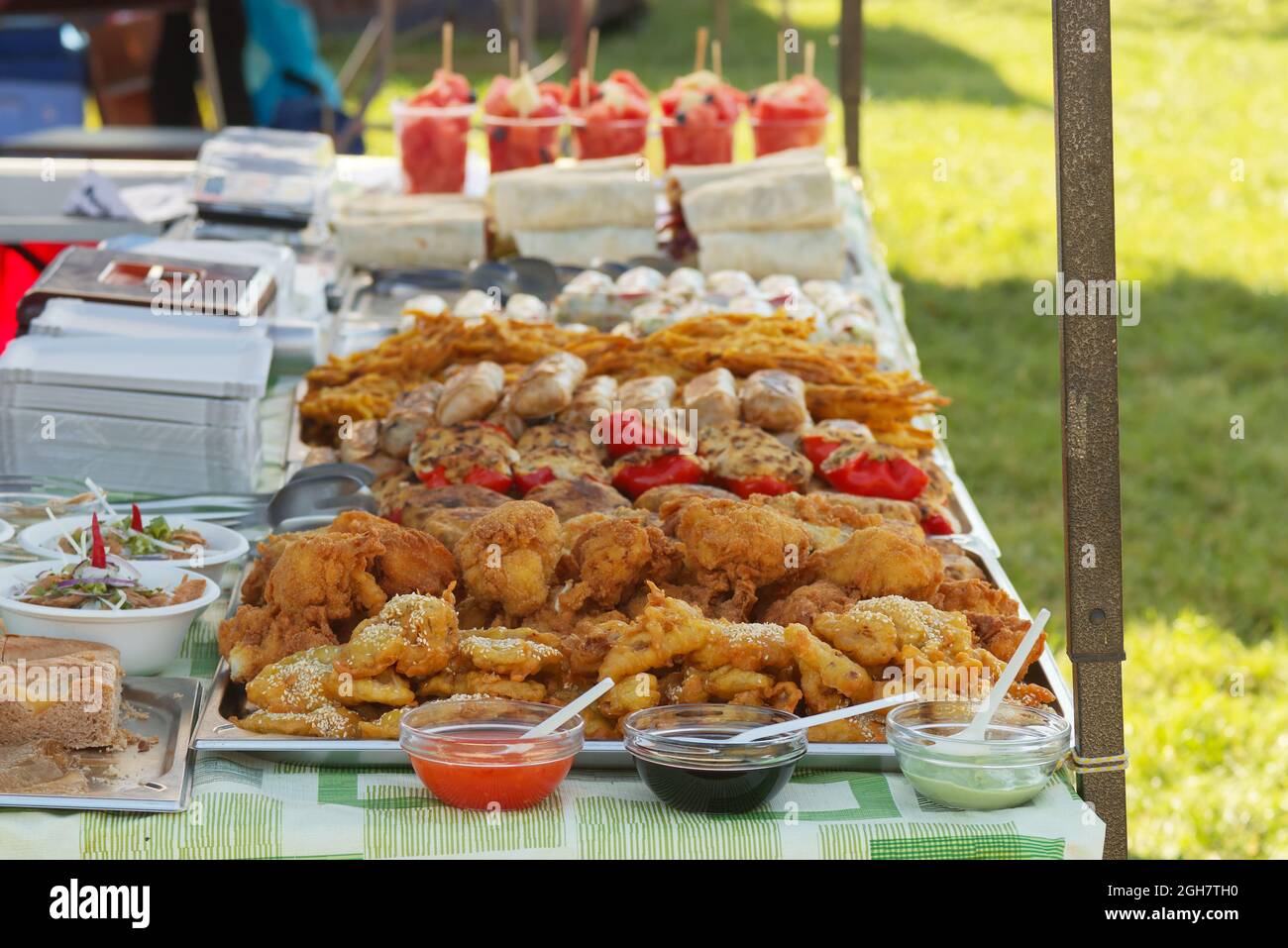 Grand choix de plats de viande, de légumes et de fruits dans un stand ...