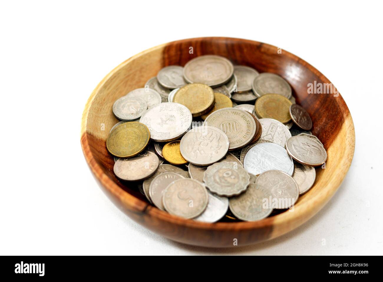 collection de différentes pièces de monnaie de plusieurs pays autour du ...