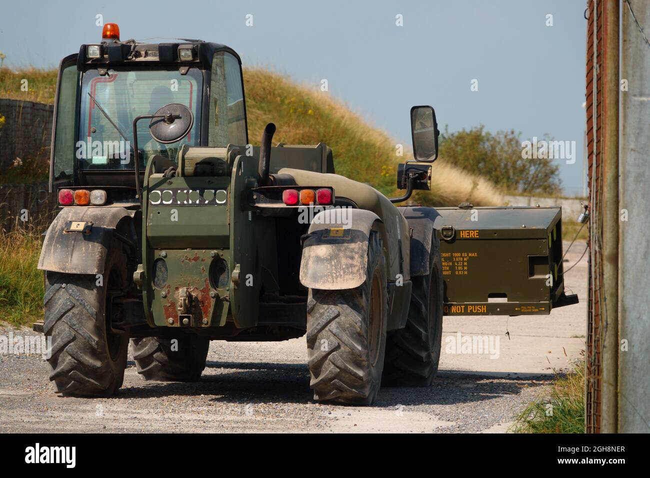 L'armée britannique JCB chariot élévateur à fourche déplaçant des armes ...