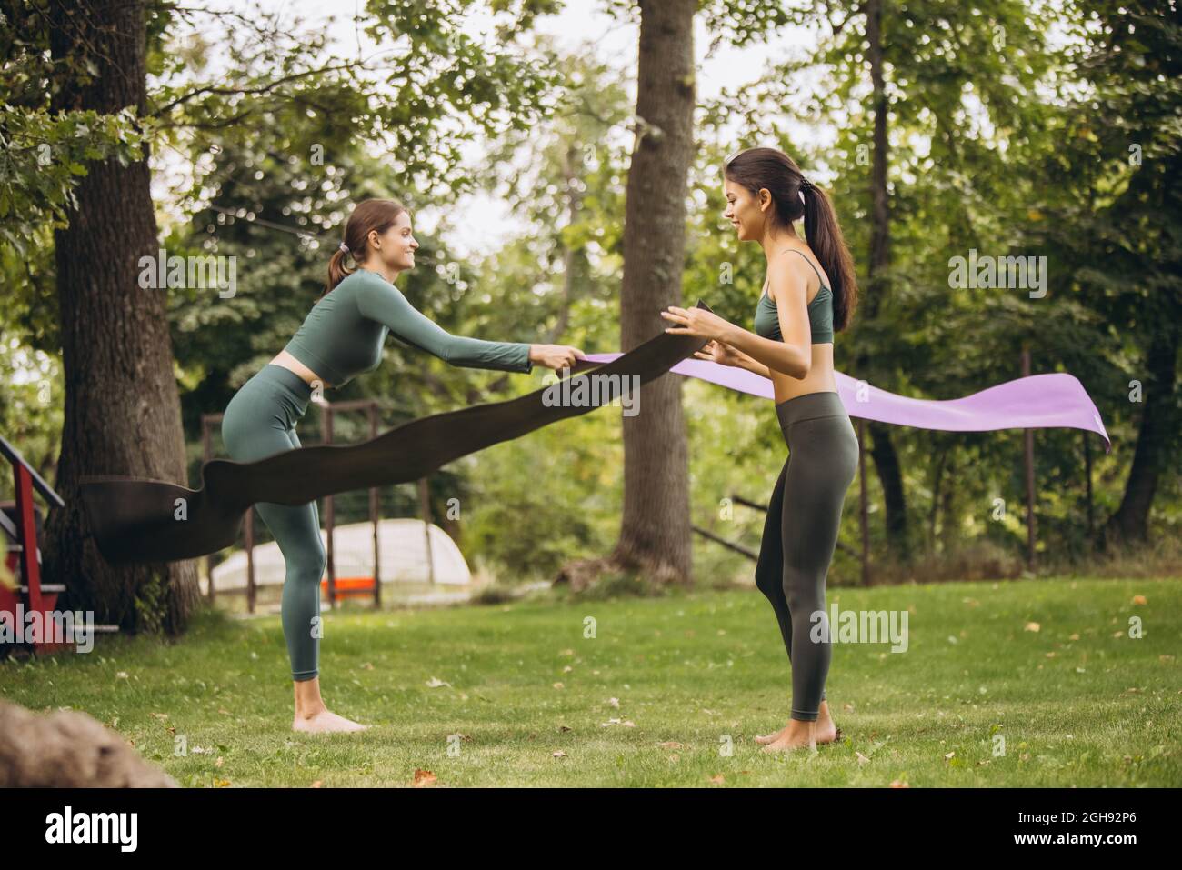 Deux belles jeunes femmes se préparant à pratiquer le yoga à l ...