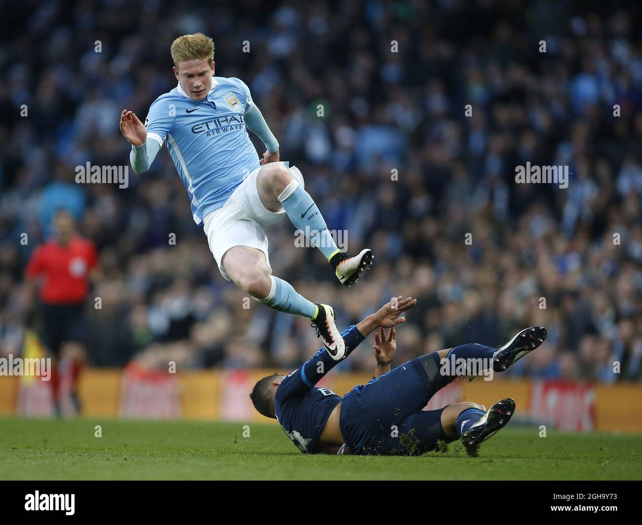 Casemiro du Real Madrid s'attaque à Kevin de Bruyne de Manchester City ...