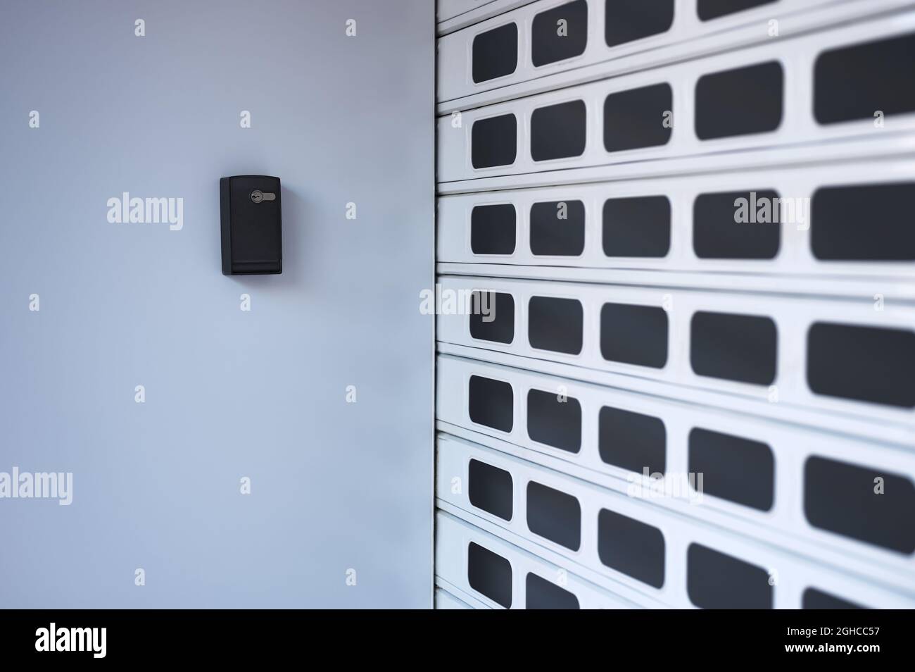 détail d'un volet fermé d'un magasin avec une serrure électrique sur le ...