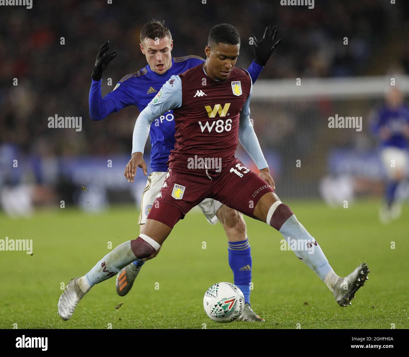 Jamie Vardy de Leicester City et Ezri Konsa d'Aston Villa pendant le ...