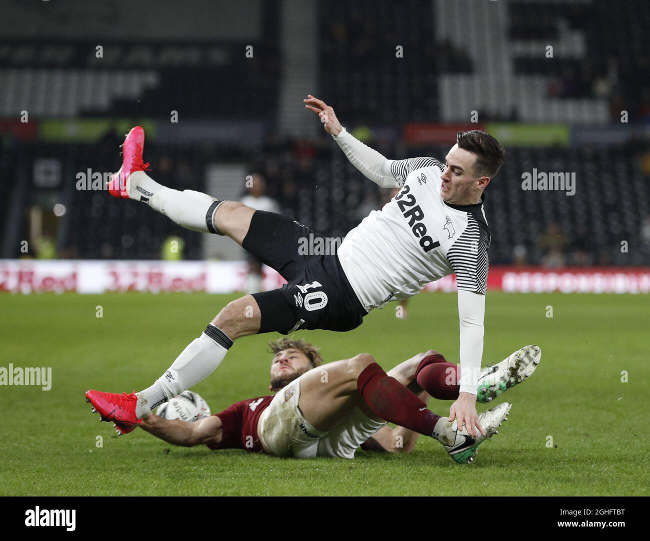 Tom Lawrence de Derby County s'attaque par Charlie Goode de Northampton ...
