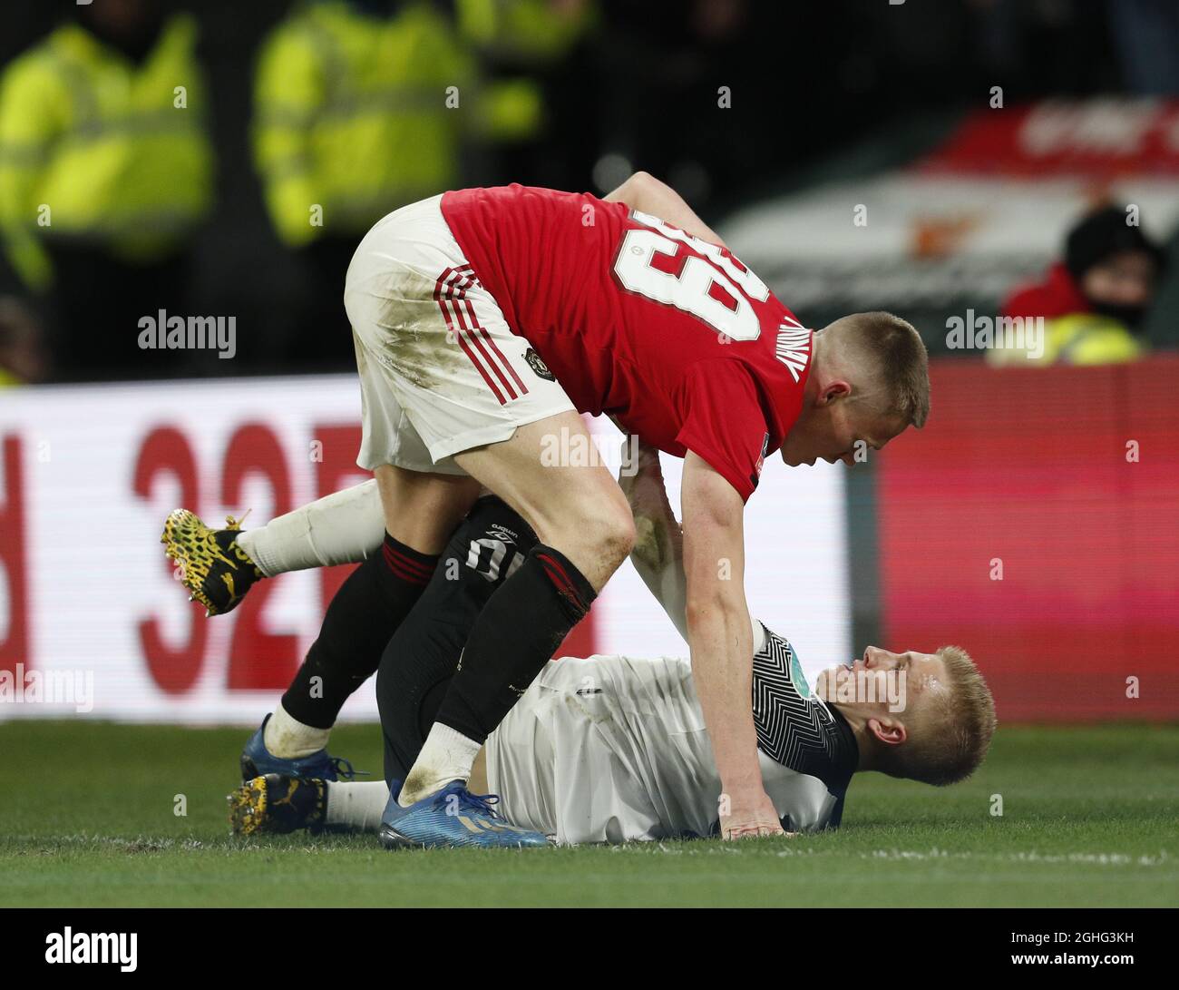 Scott McTominay, de Manchester United, suit Louie Sibley, du comté de ...