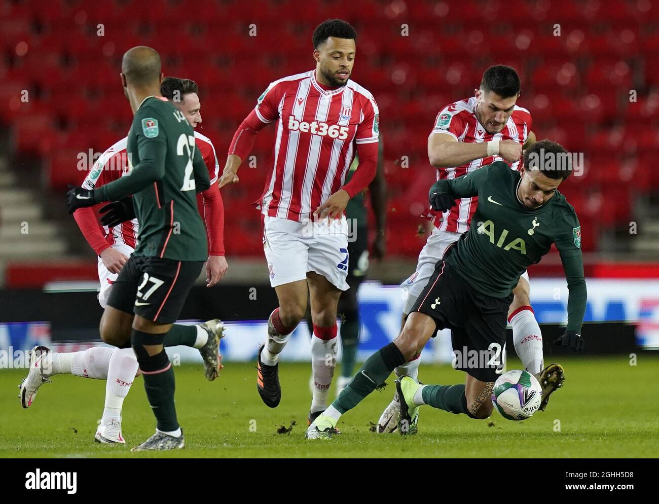 DELE Alli de Tottenham a été fouillé par Morgan Fox de Stoke City ...