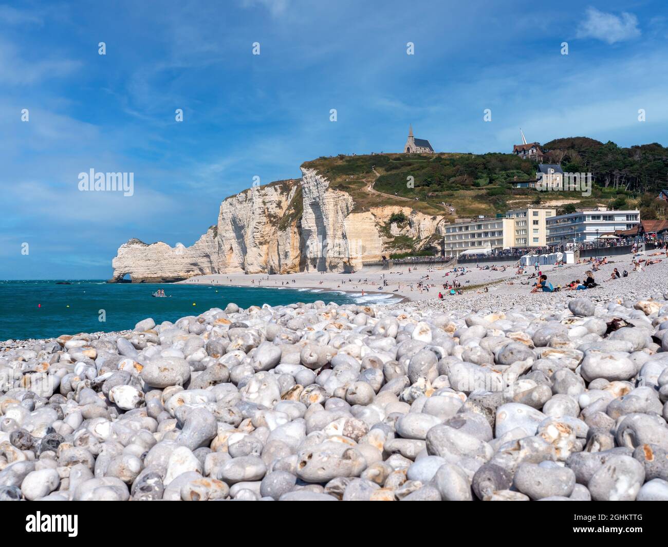 Etretat, France, Normandie.plages avec des galets vue d'en dessous sur ...