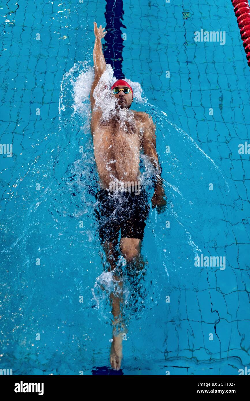 Jeune homme professionnel nageur en casquette rouge et lunettes de ...