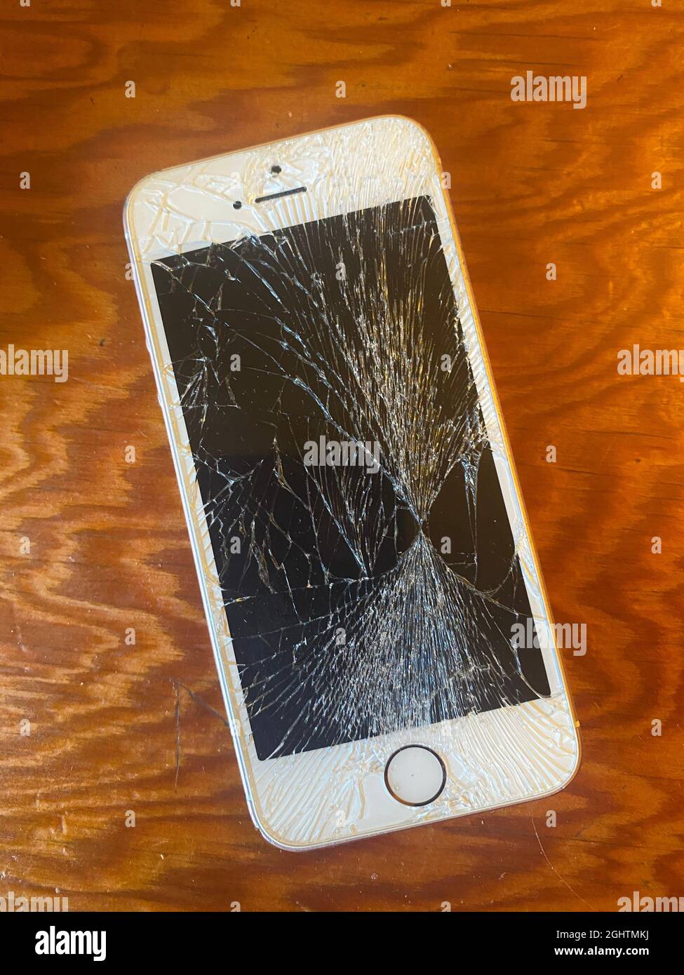 Smashed iphone screen Banque de photographies et d’images à haute résolution - Alamy