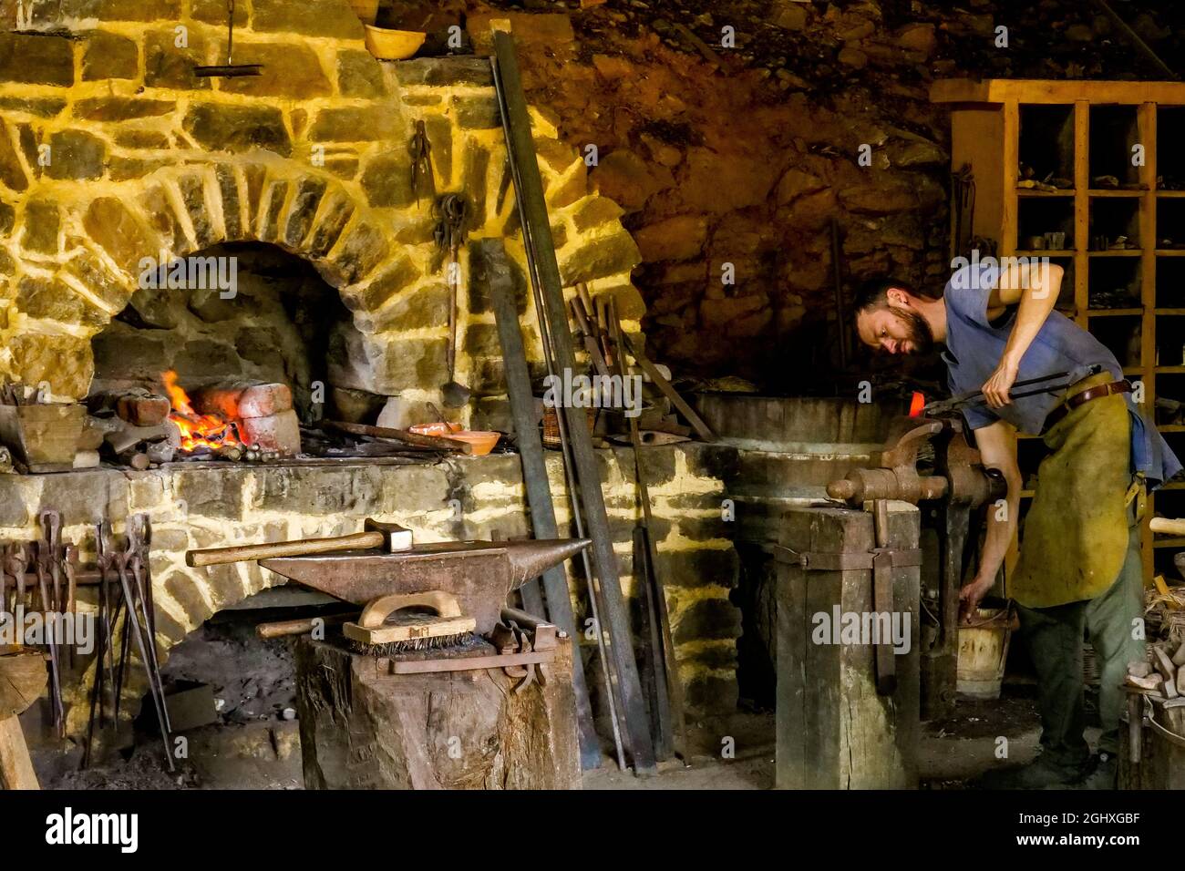 Atelier de forgeron, chantier du château de Guédelon, Treigny-Perreuse ...