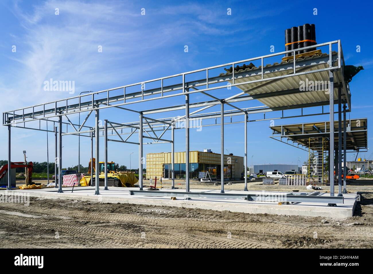 construction d'une nouvelle station-service moderne et d'un bâtiment de ...