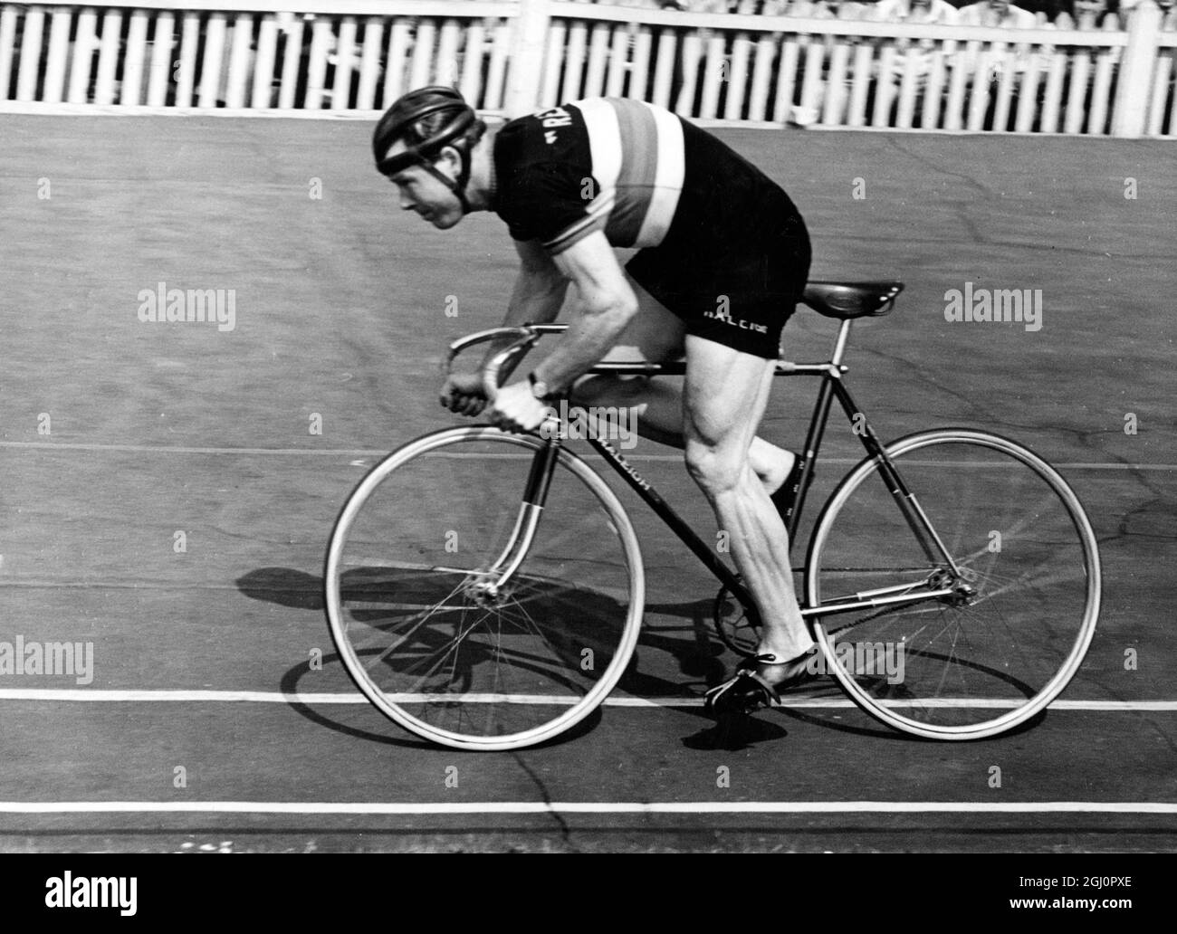 Reg Harris, de Grande-Bretagne, brise le record du quart de mille de ...