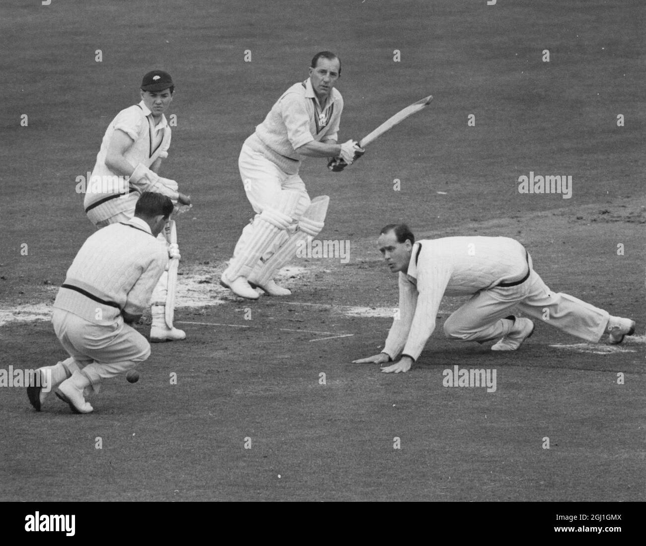 William John Edrich coupe le ballon de Johnny Wardle ( John Henry ...