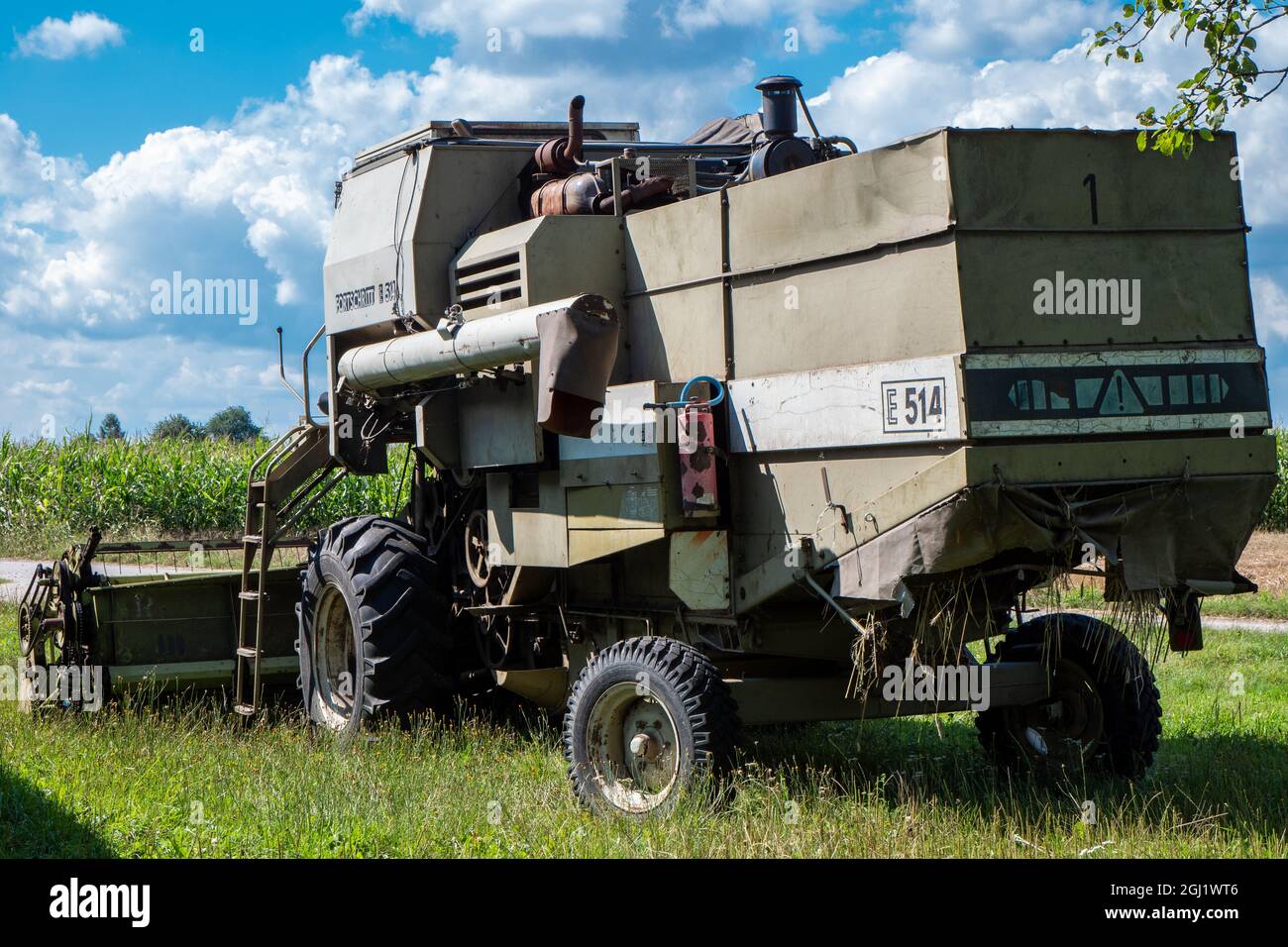 Vieille machine agricole Banque de photographies et d’images à haute ...