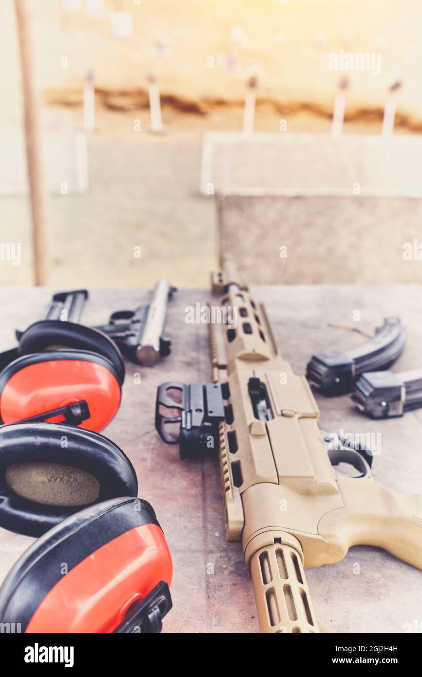 Armes et équipement militaire pour l'armée, fusil d'assaut, instructeur ...