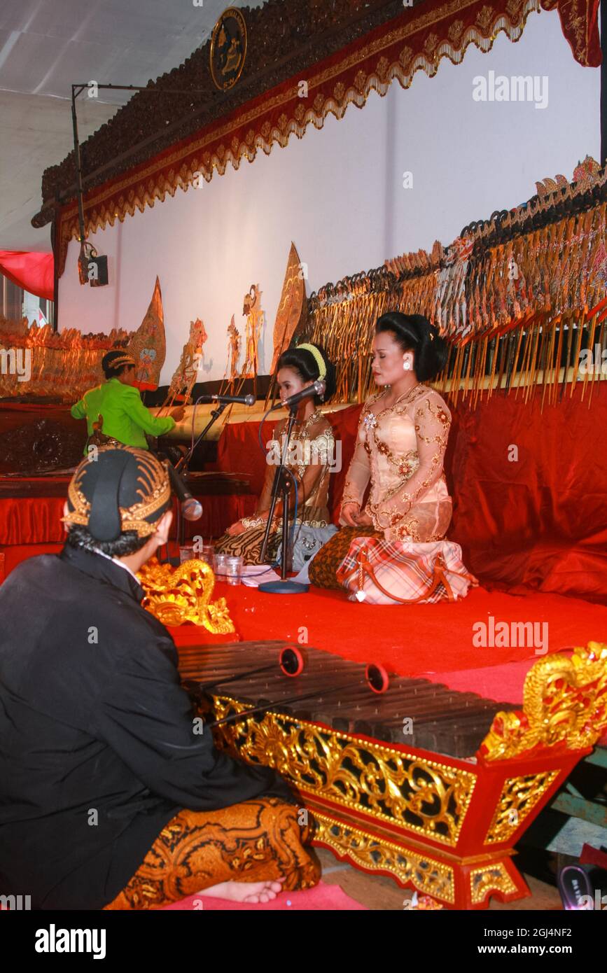 Une représentation javanaise de wayang kulit, il y a un dalang et un ...