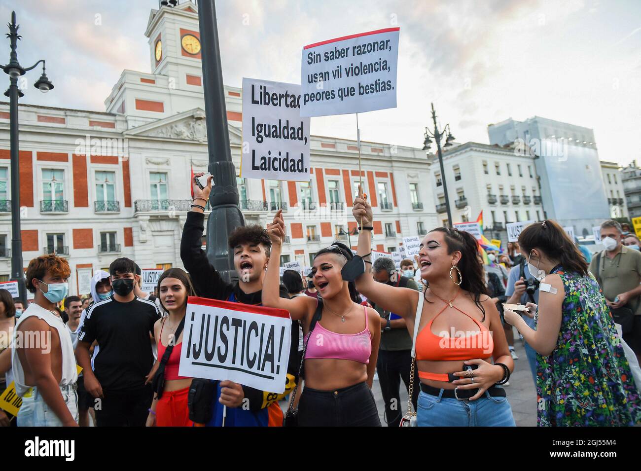Les manifestants scandent des slogans tout en tenant des pancartes ...