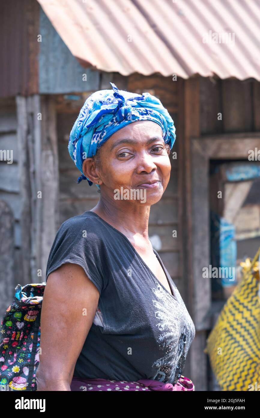 Femme malgache souriante Banque de photographies et d’images à haute ...