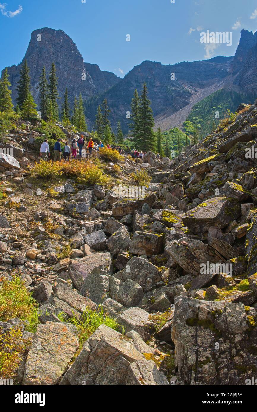 Canada, Alberta, parc national Banff. Randonneurs sur la pile de rock ...