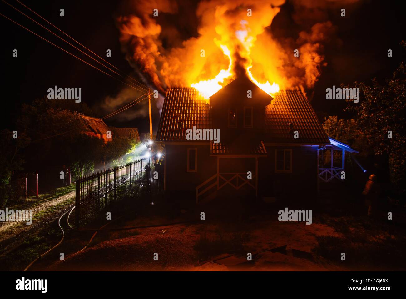 Incendie maison la nuit Banque de photographies et d’images à haute ...