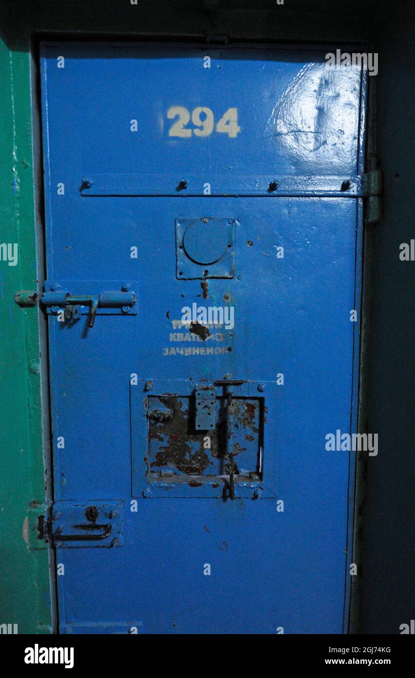 Porte d'une cellule pour les prisonniers avec casier, serrure de porte ...