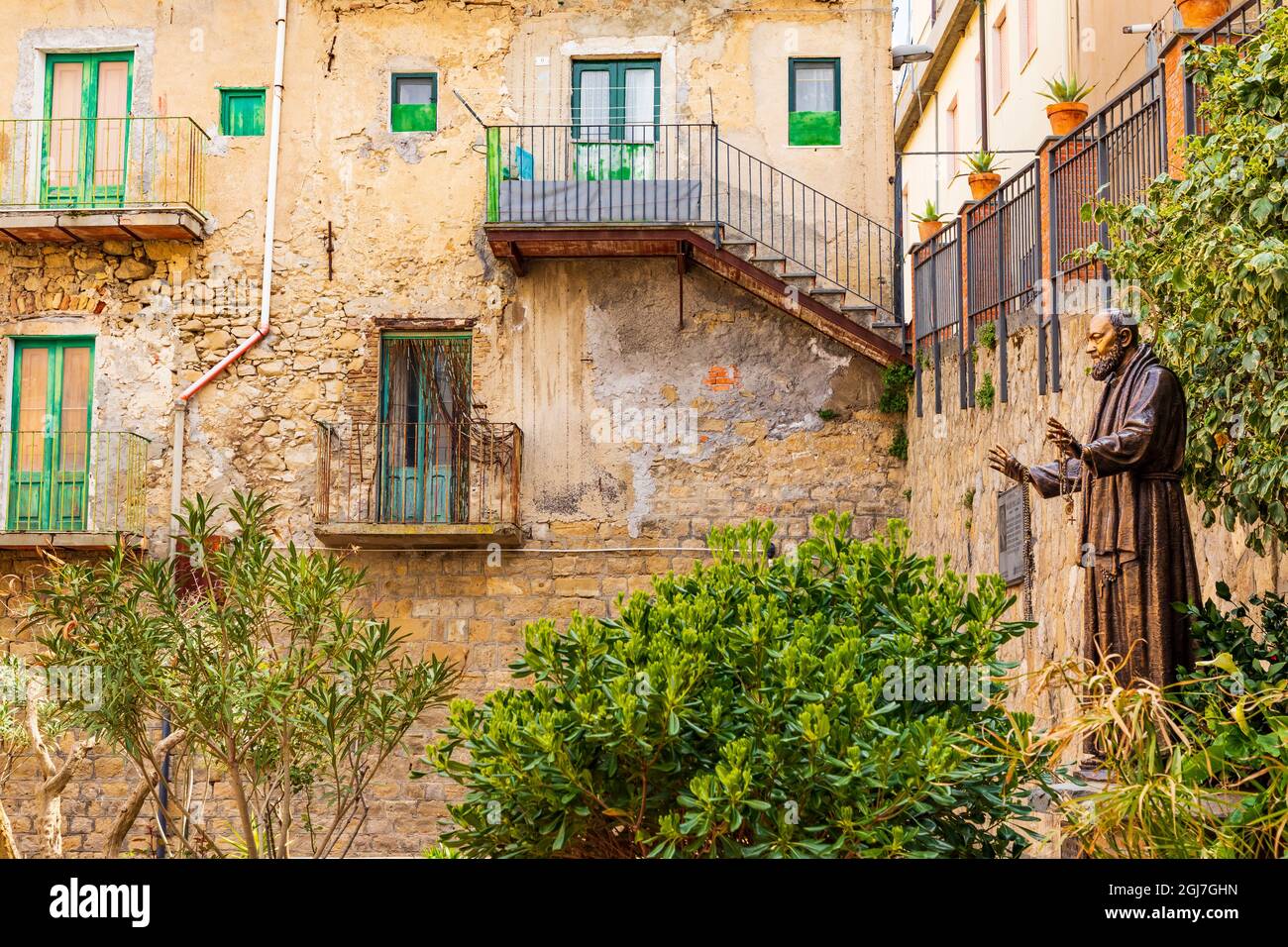 Italie, Sicile, province d'Enna, Centuripe. 16 avril 2019. Une statue ...