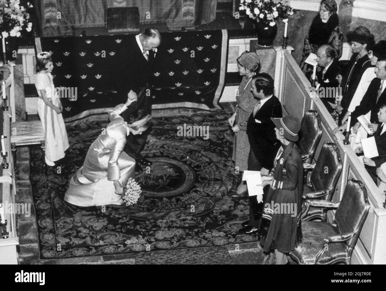 Le prince Bertil et sa femme la princesse Lilian ont vu le curtsey pour ...