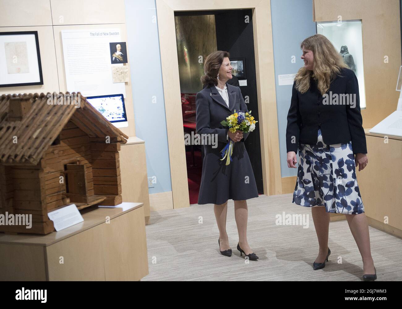 Tracey Beck, directrice du musée, et la reine Silvia lors de leur ...