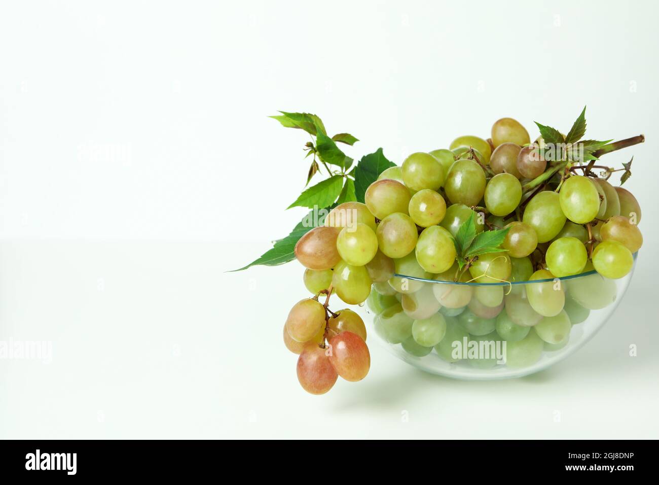 Raisin vert sur fond blanc Banque de photographies et d’images à haute ...