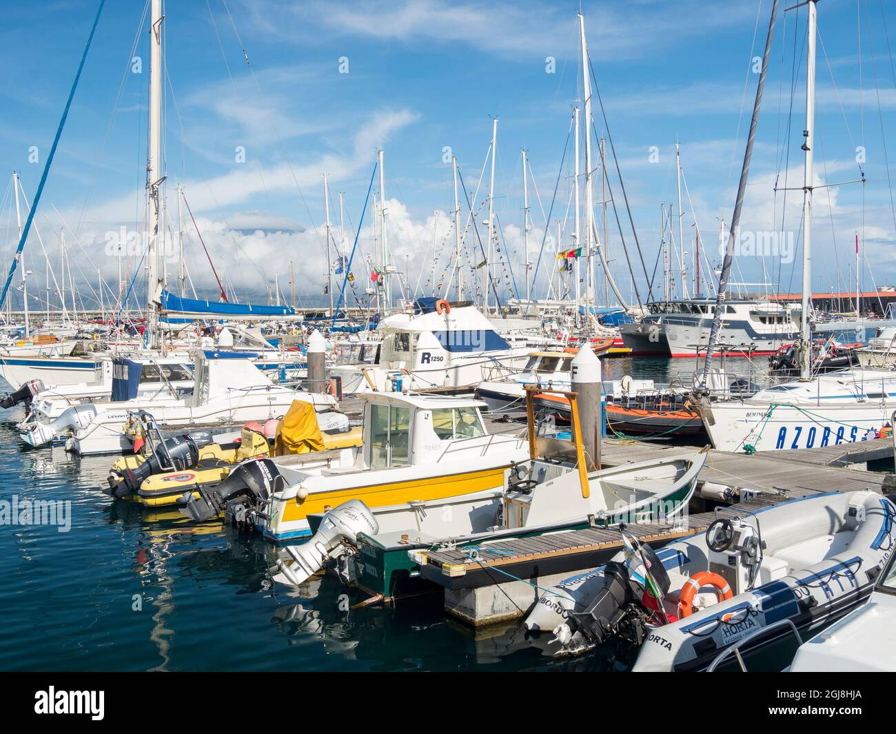La marina, célèbre et appréciée des navigateurs. Horta, la ville ...