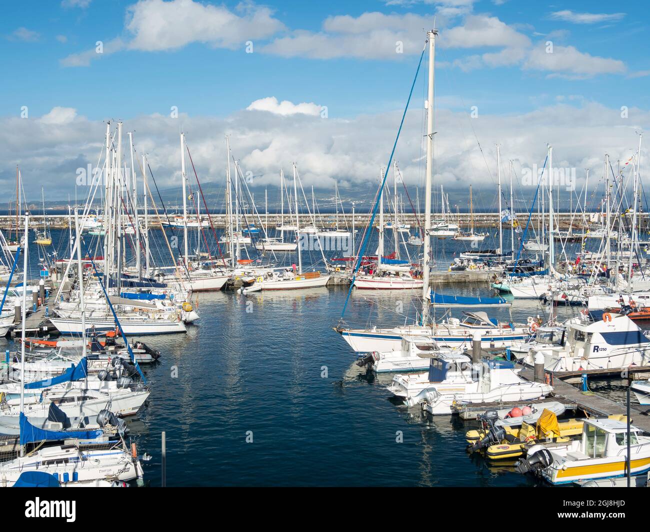 La marina, célèbre et appréciée des navigateurs. Horta, la ville ...