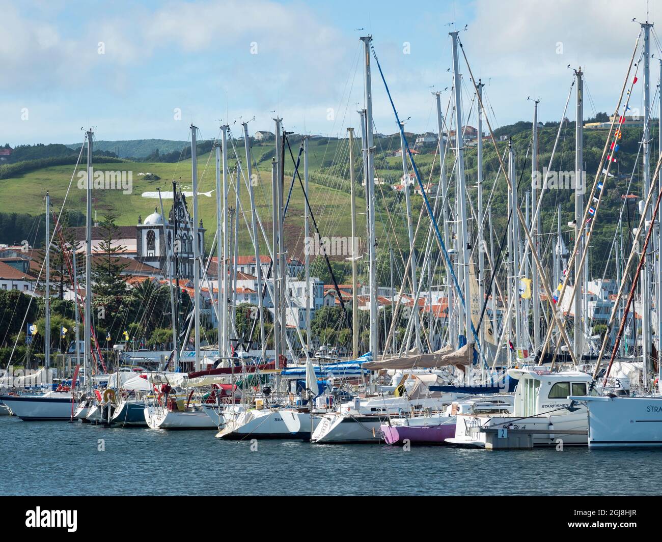 La marina, célèbre et appréciée des navigateurs. Horta, la ville ...