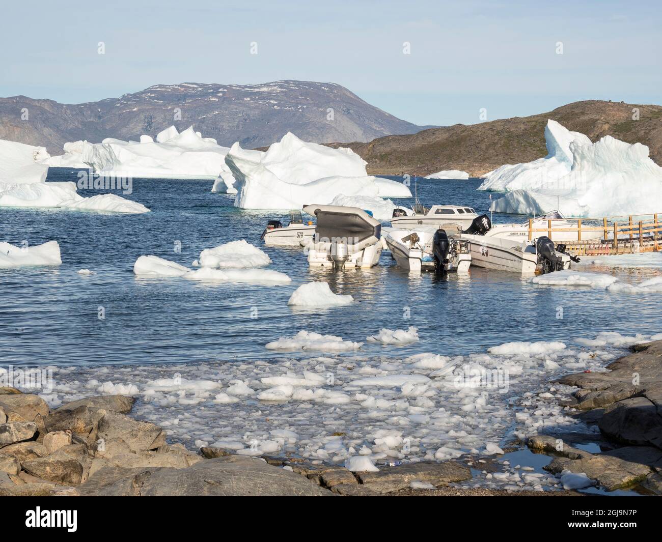 Port dans un petit village de pêcheurs de l'île Ikerasak, dans le ...
