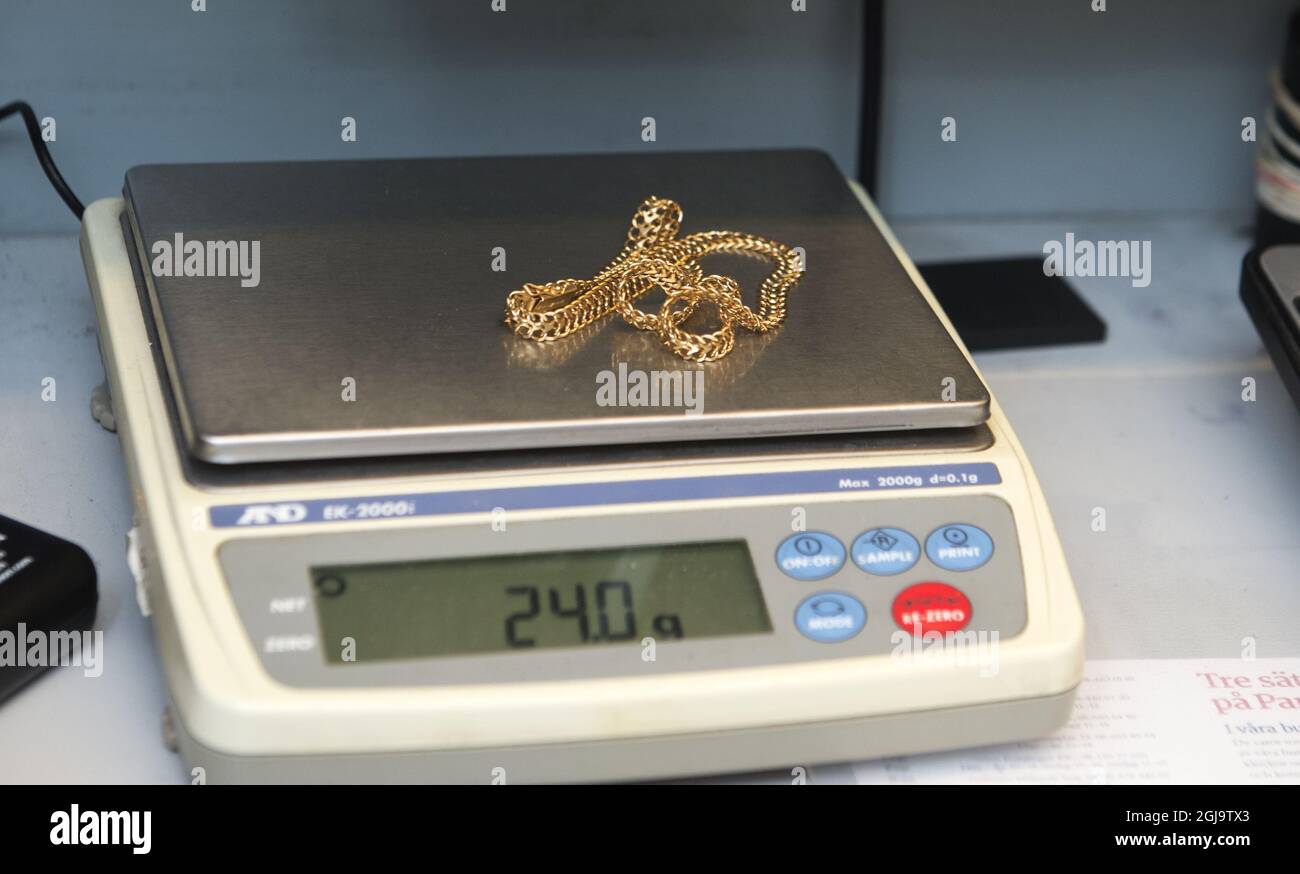 STOCKHOLM 20150731 bijoux d'or est valorisé dans un magasin de prêt-à ...
