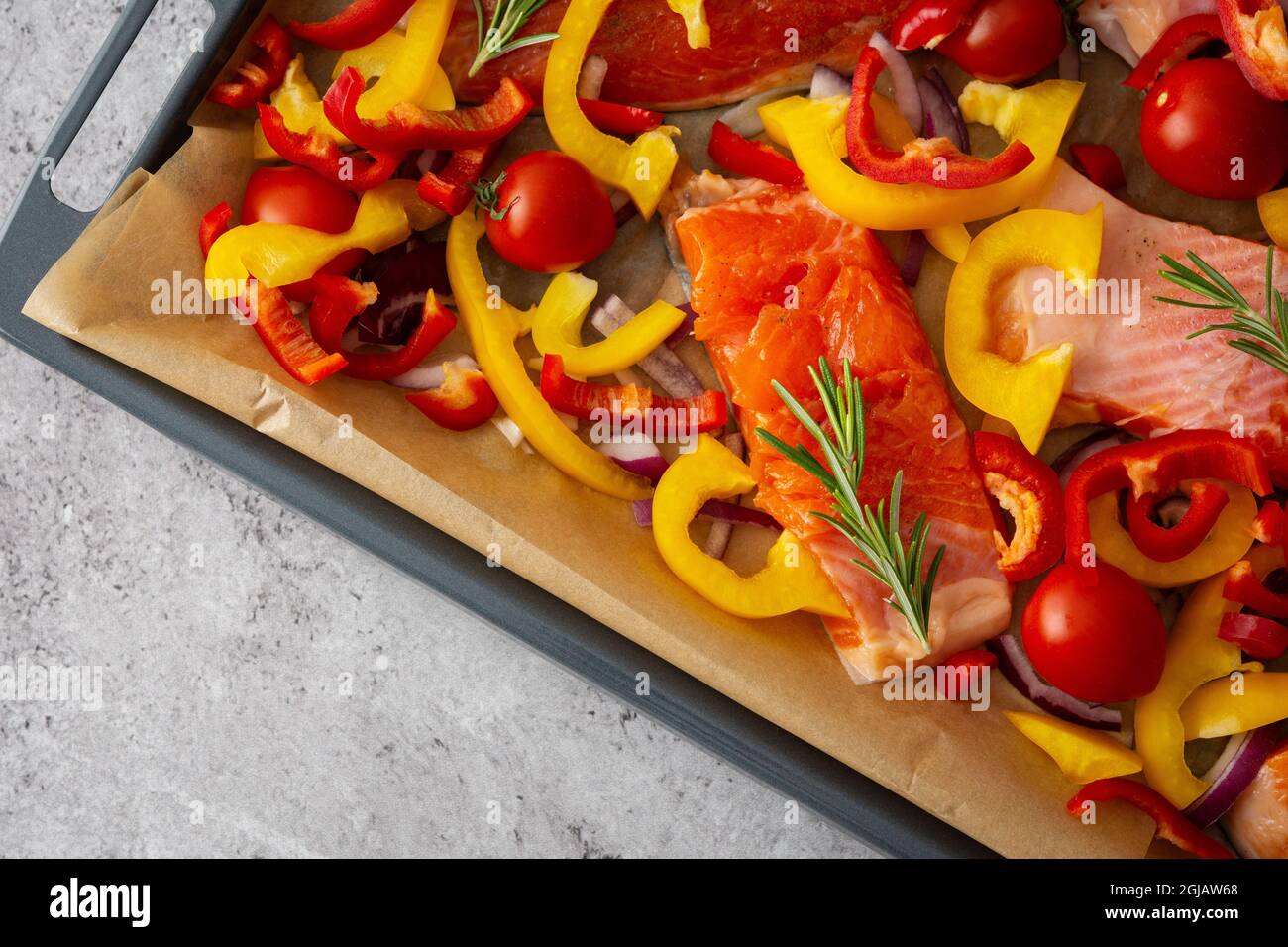 Plaque à pâtisserie avec poisson cuit pour la cuisson, poisson rouge ...