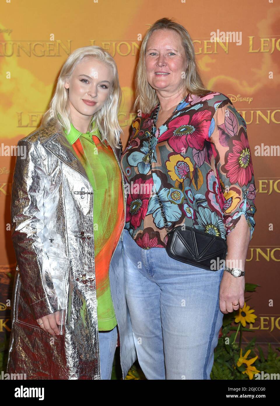 Zara Larsson et mère Agnetha Larsson première du Roi Lion à Stockholm ...