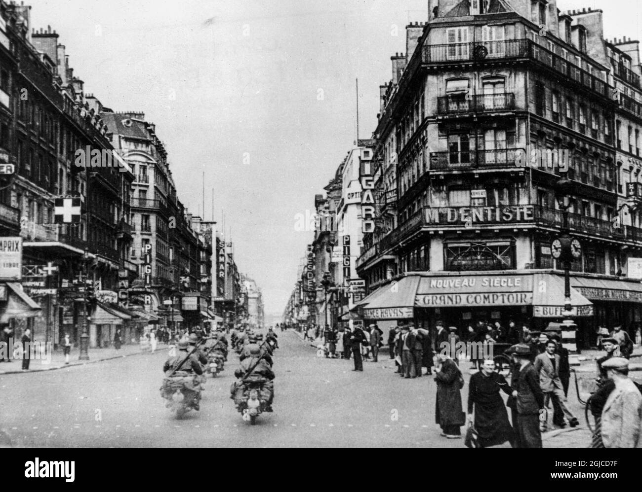 PARIS, FRANCE 1940 soldats allemands patrouillent sur des motos à Paris ...