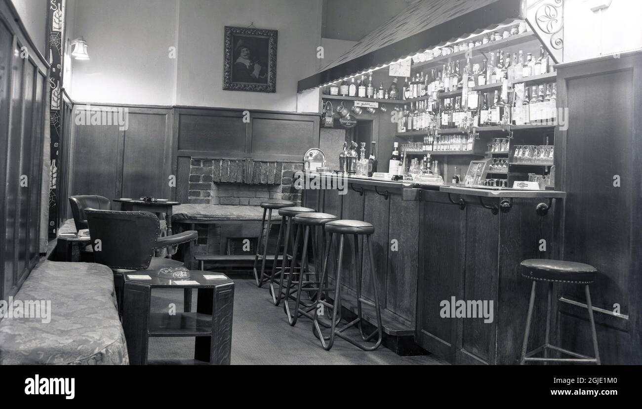 1950s bar Banque de photographies et d’images à haute résolution - Alamy